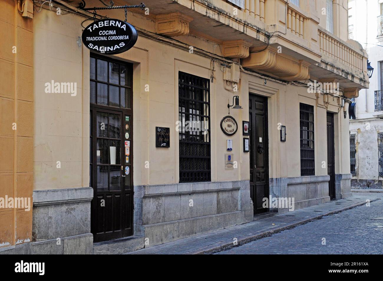 An outdoor tavern hi-res stock photography and images - Alamy