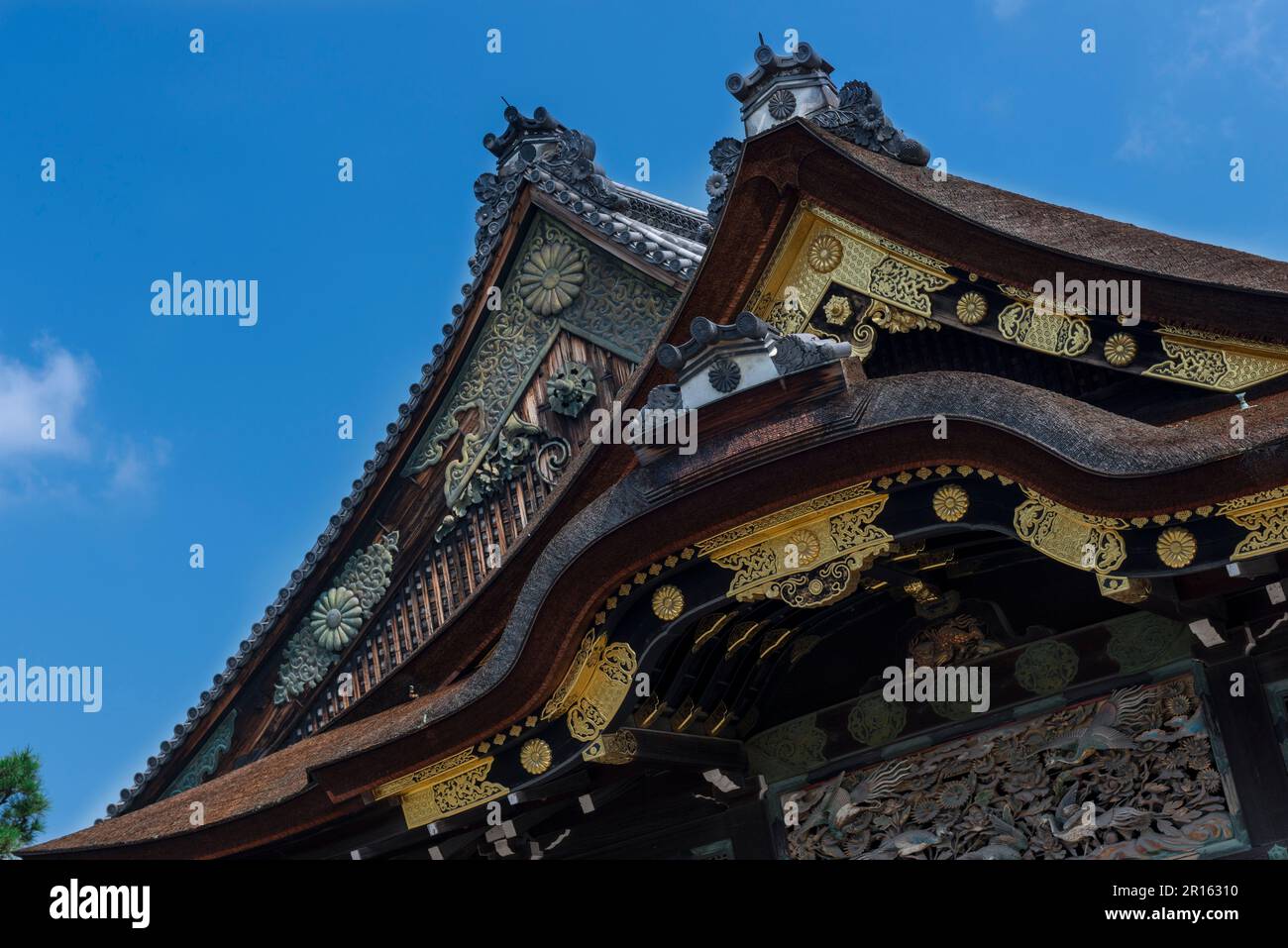 Blue sky of Kyoto Nijo castle Ninomaru palace covered driveway Stock ...