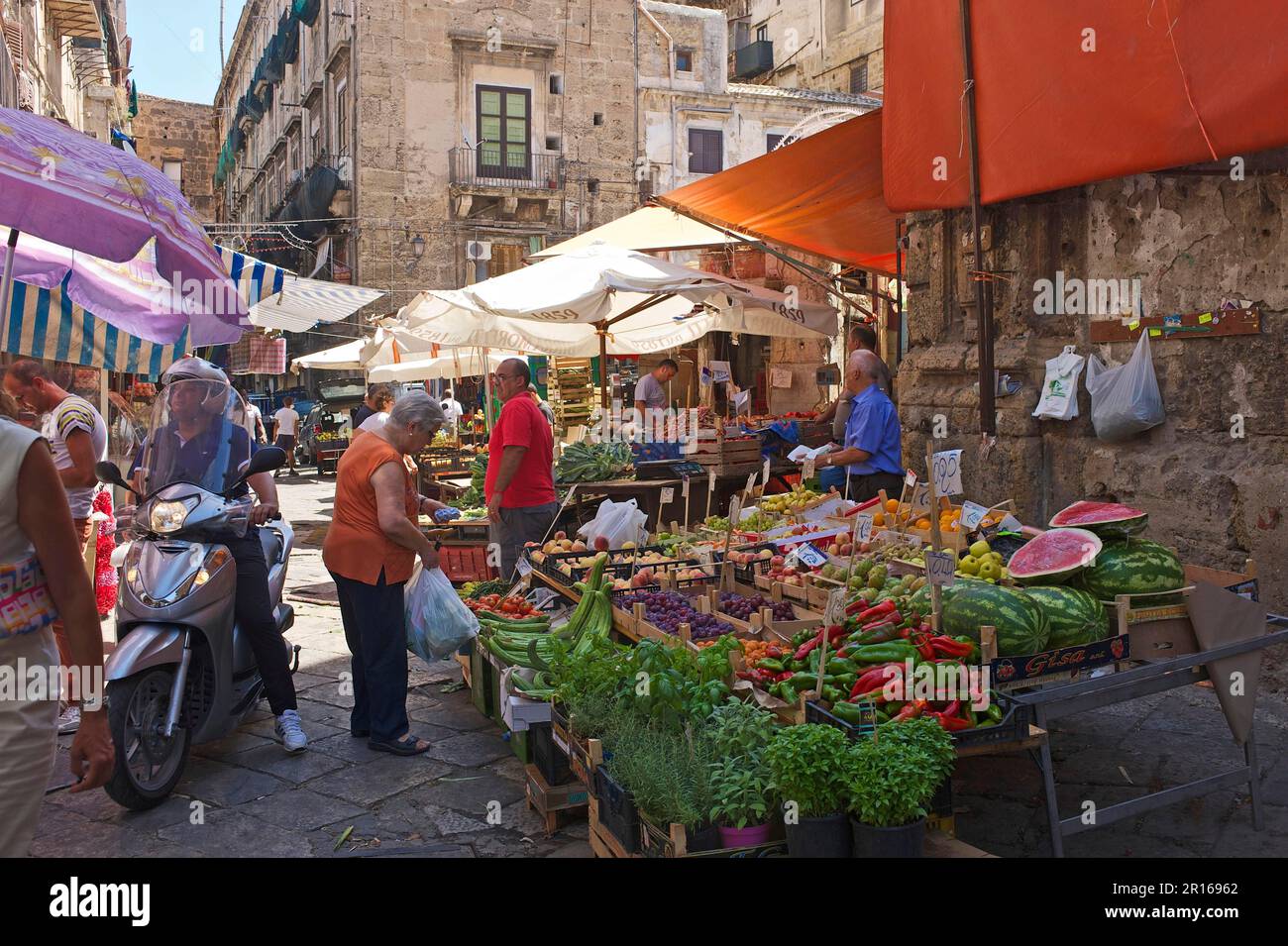 Market stalls in an alley in Palermo, Sicily, Italy Stock Photo - Alamy