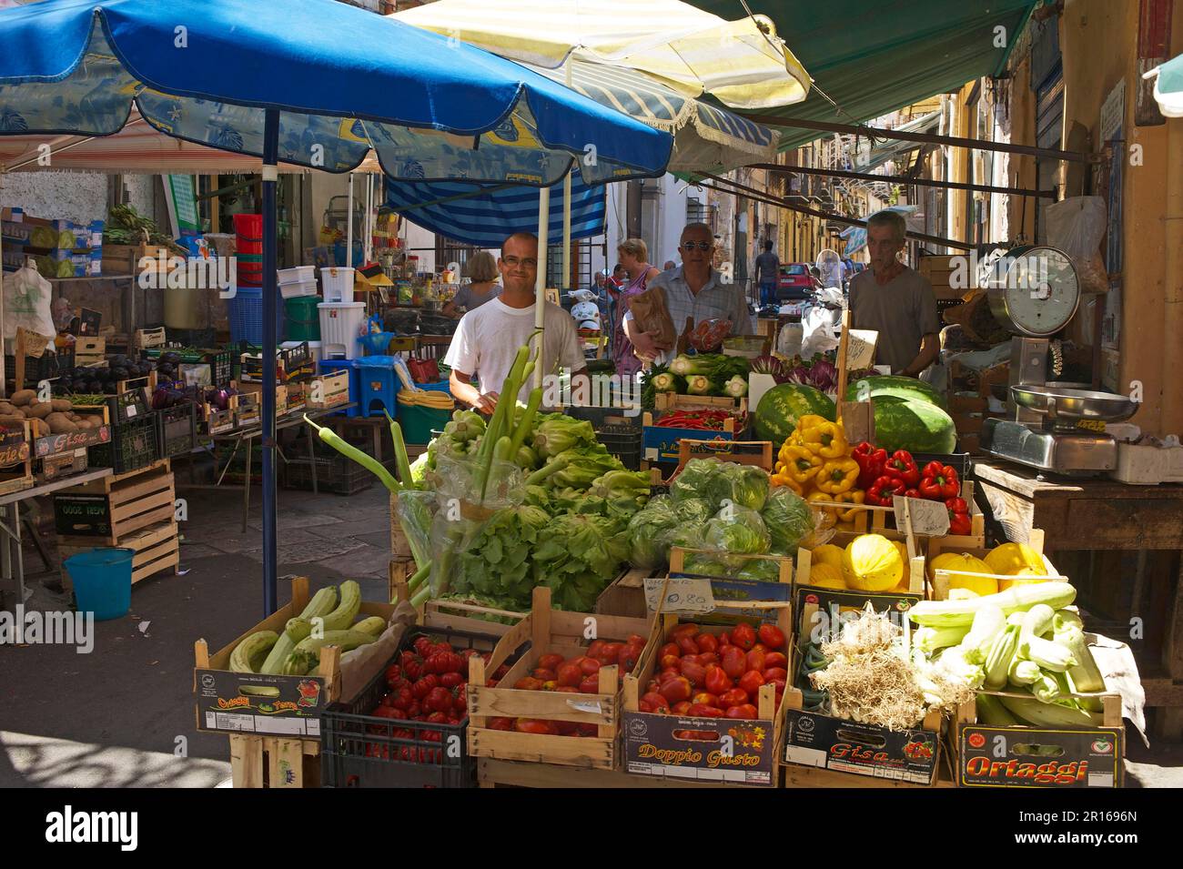 Market stalls in an alley in Palermo, Sicily, Italy Stock Photo - Alamy