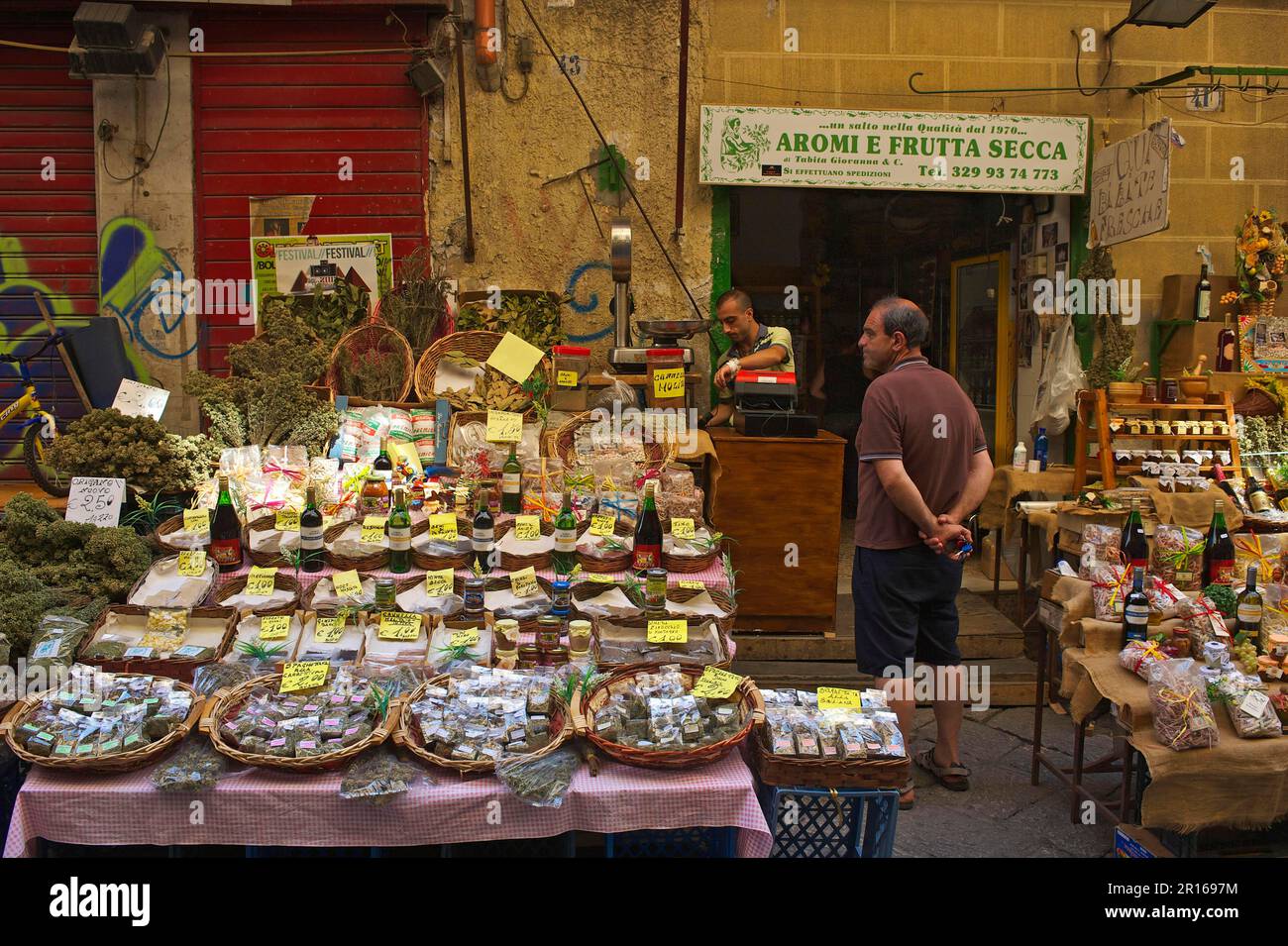 Market stalls in an alley in Palermo, Sicily, Italy Stock Photo - Alamy