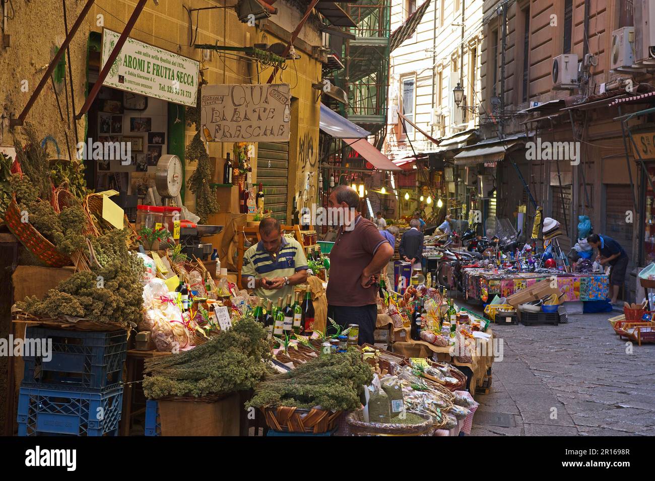 Market stalls in an alley in Palermo, Sicily, Italy Stock Photo - Alamy