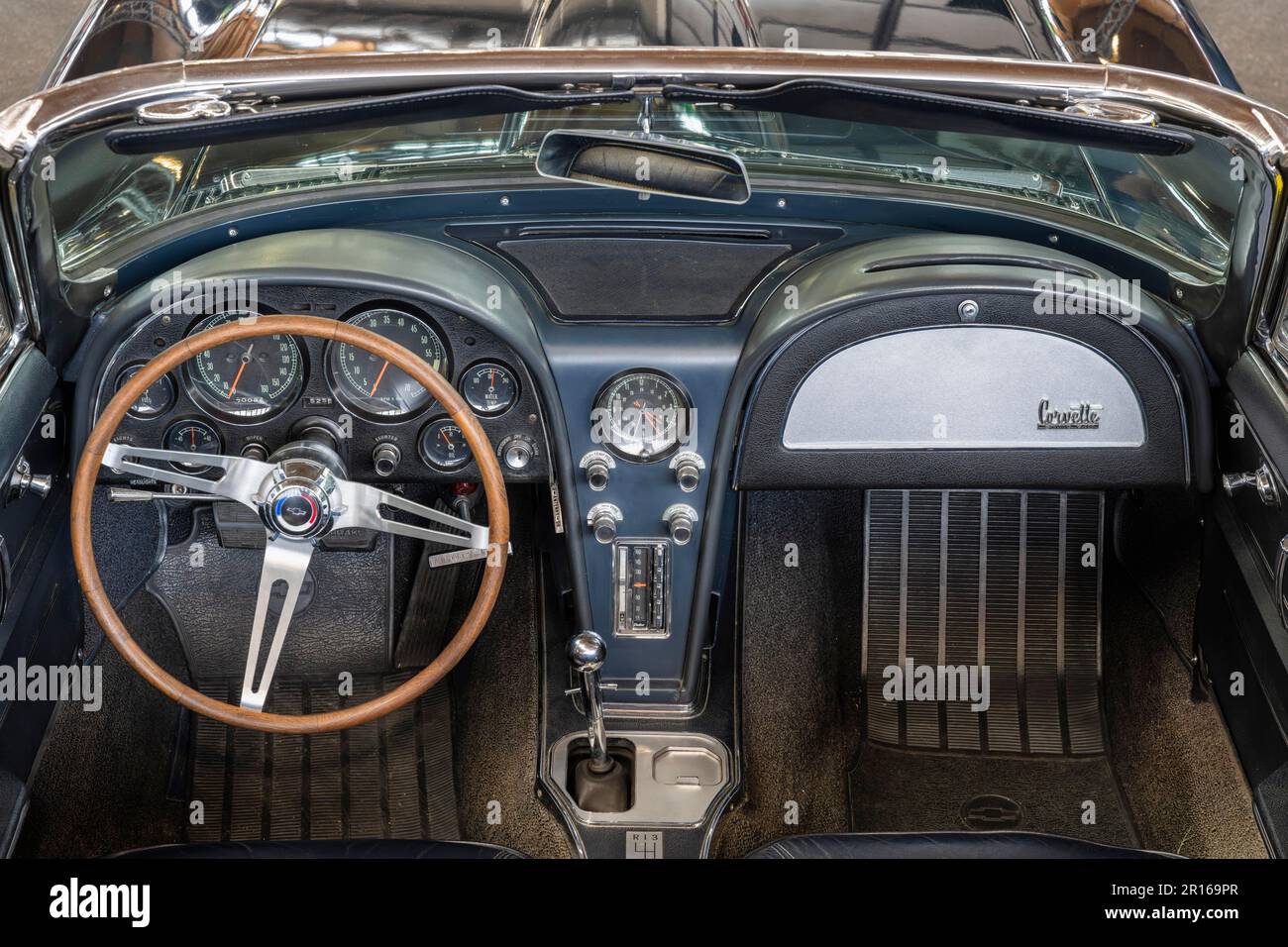Cockpit of a US-American classic car of the brand Chevrolet, type ...