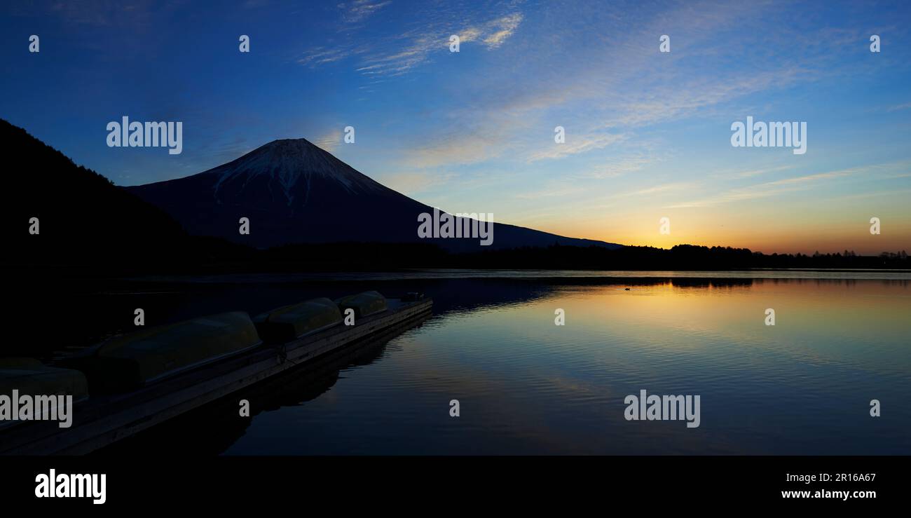 Japan mount fuji ships hi-res stock photography and images - Alamy
