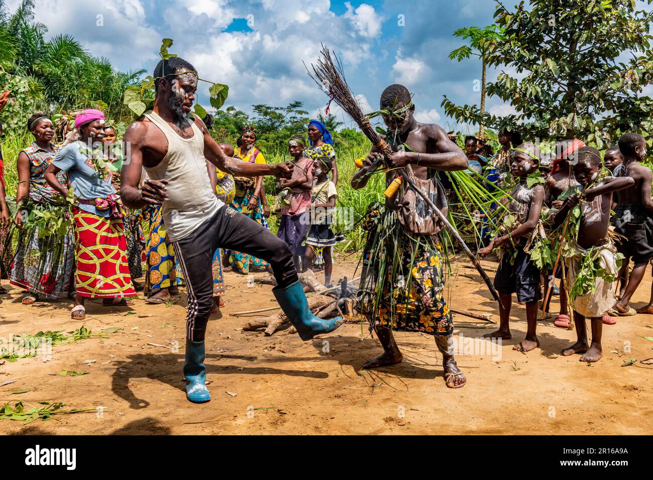 Traditional Pygmy wrestling, Kisangani, Congo Stock Photo - Alamy
