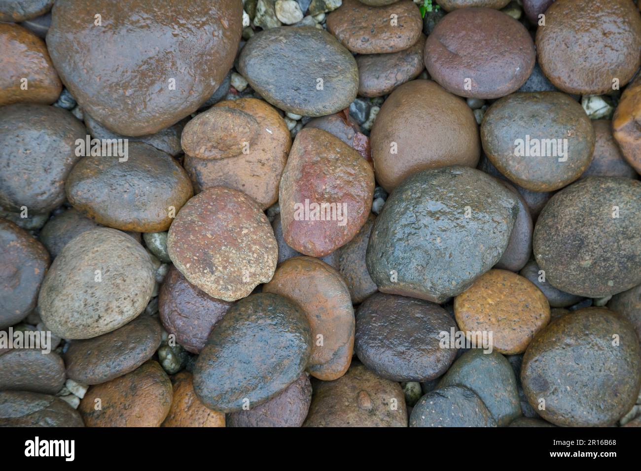 Wet rock river texture background Stock Photo - Alamy