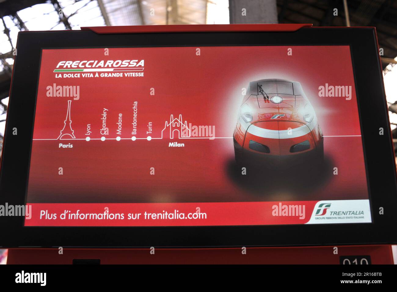 Panneau publicitaire paris hi-res stock photography and images - Alamy