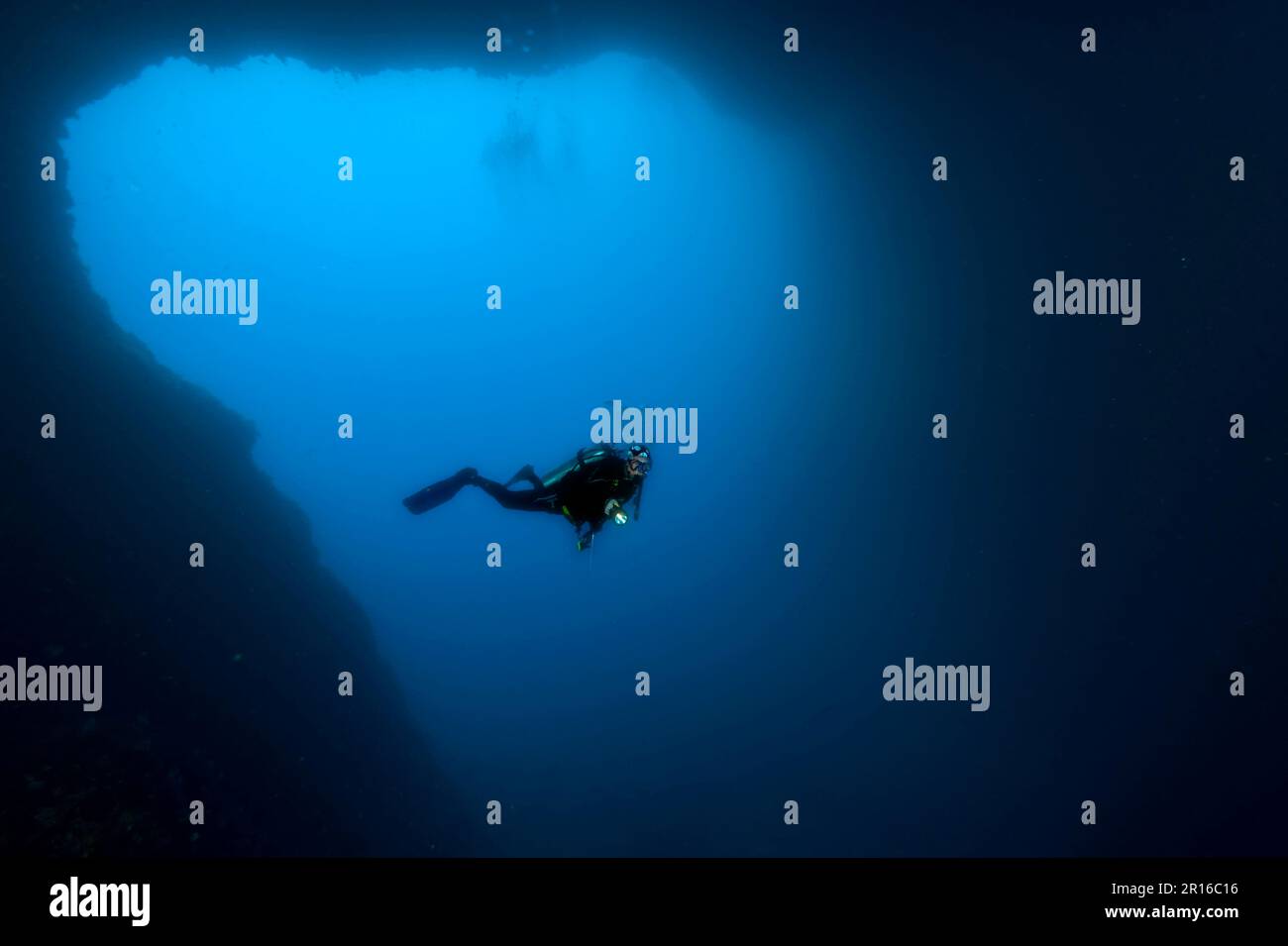 Underwater entrance of cave diver hi-res stock photography and images ...