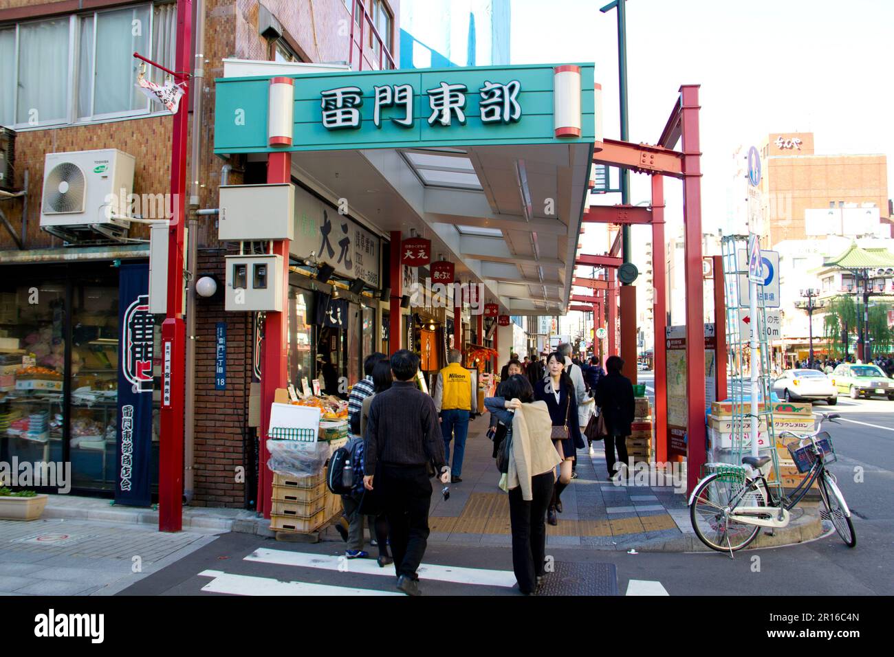Kaminarimon Toubu Dori Shopping District Hi Res Stock Photography And