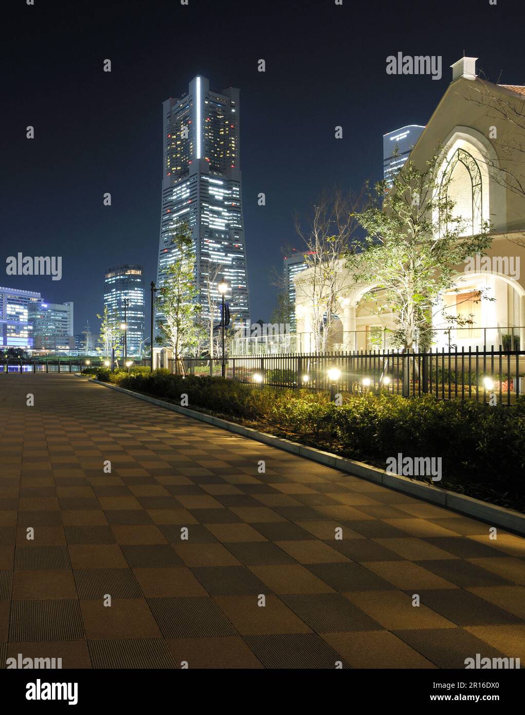 Building eye level lights hi-res stock photography and images - Alamy