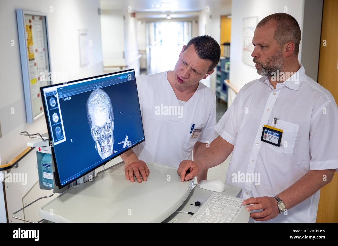 PRODUCTION - 09 May 2023, Saxony-Anhalt, Halle (Saale): Nurse Toni Selz ...