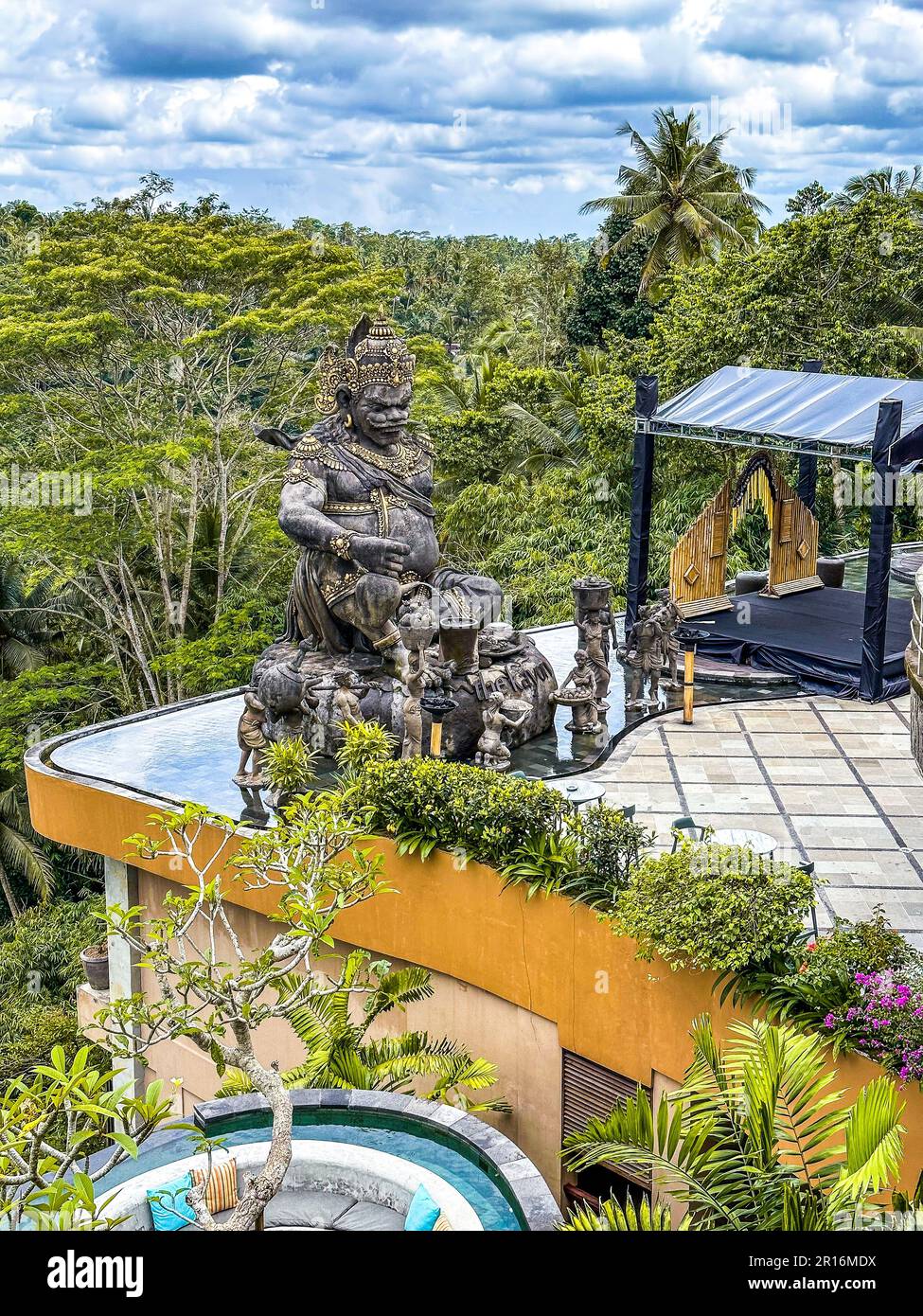 Jungle pool and bar overlooking rice terraces in Ubud, Bali, Indonesia ...