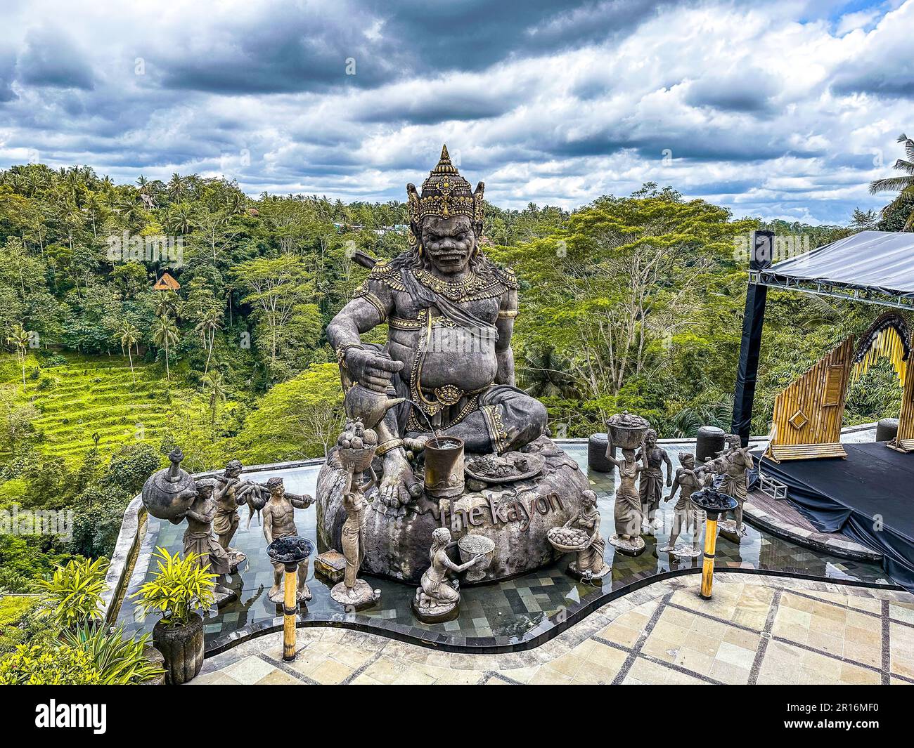 Jungle pool and bar overlooking rice terraces in Ubud, Bali, Indonesia ...