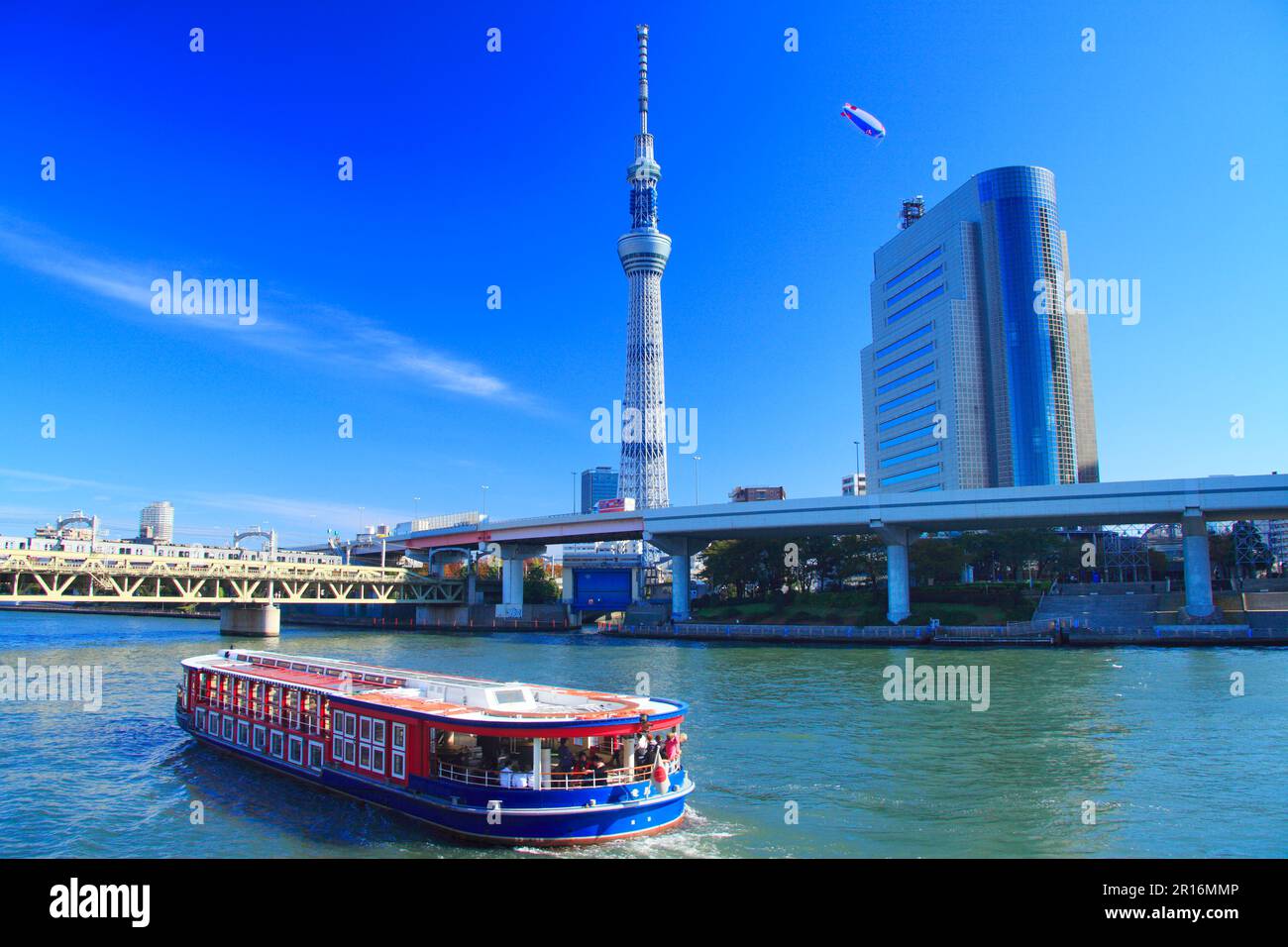 Boats tokyo hi-res stock photography and images - Alamy