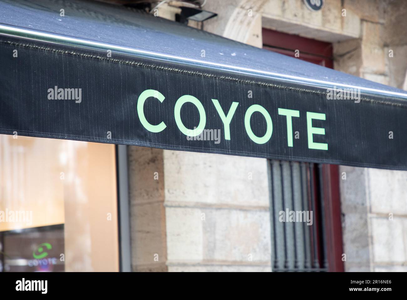 Coyote and road sign hi-res stock photography and images - Alamy