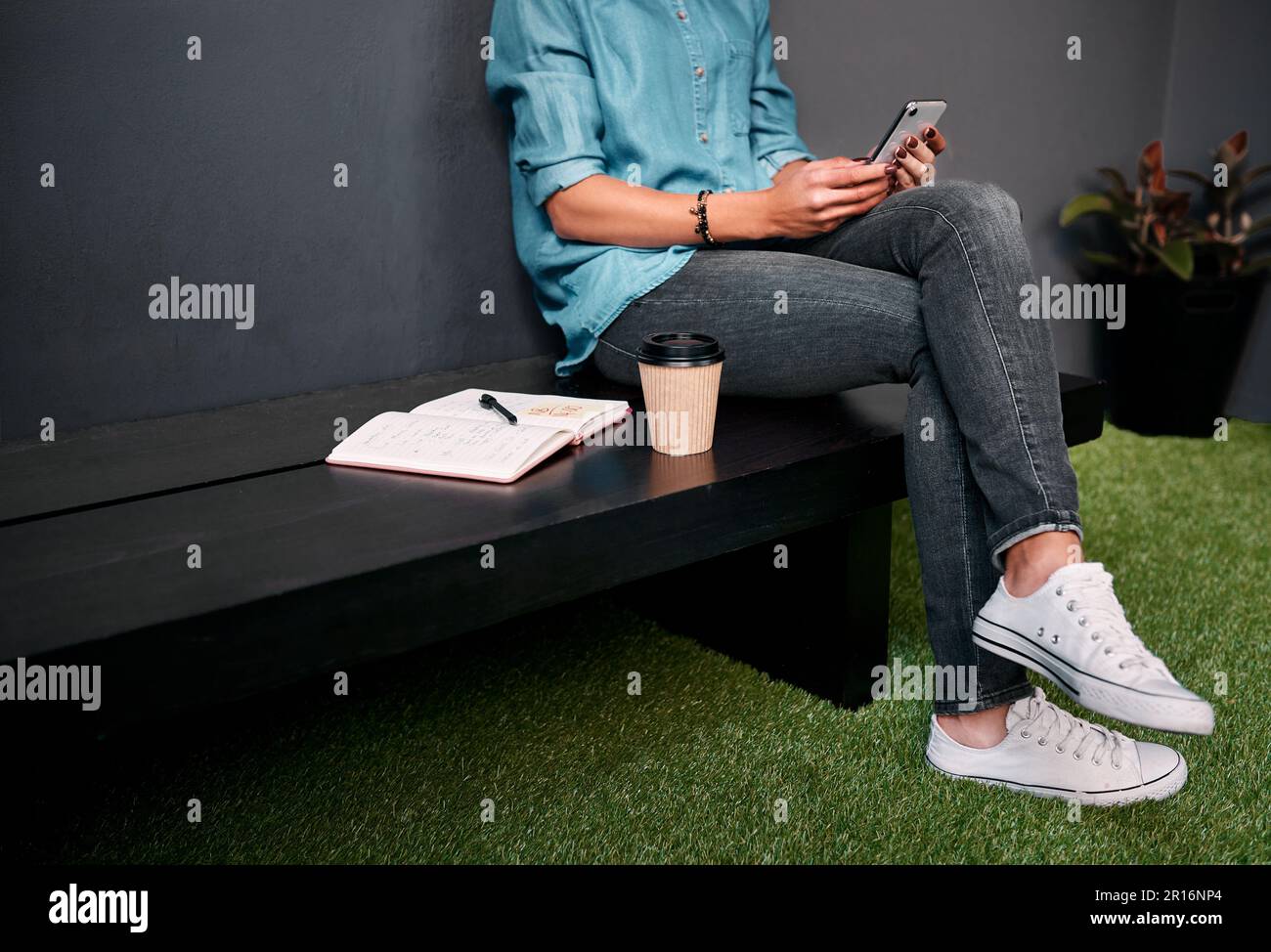 People sit on bench texting hi-res stock photography and images - Alamy