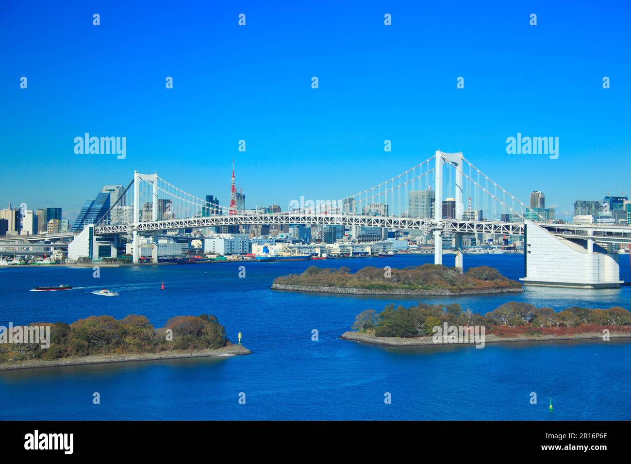 Ship and Tokyo Tower and Rainbow Bridge Stock Photo - Alamy