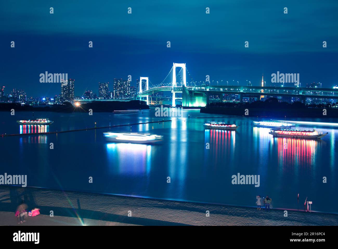 Sandy beach of Odaiba and houseboat and Rainbow Bridge at night Stock ...