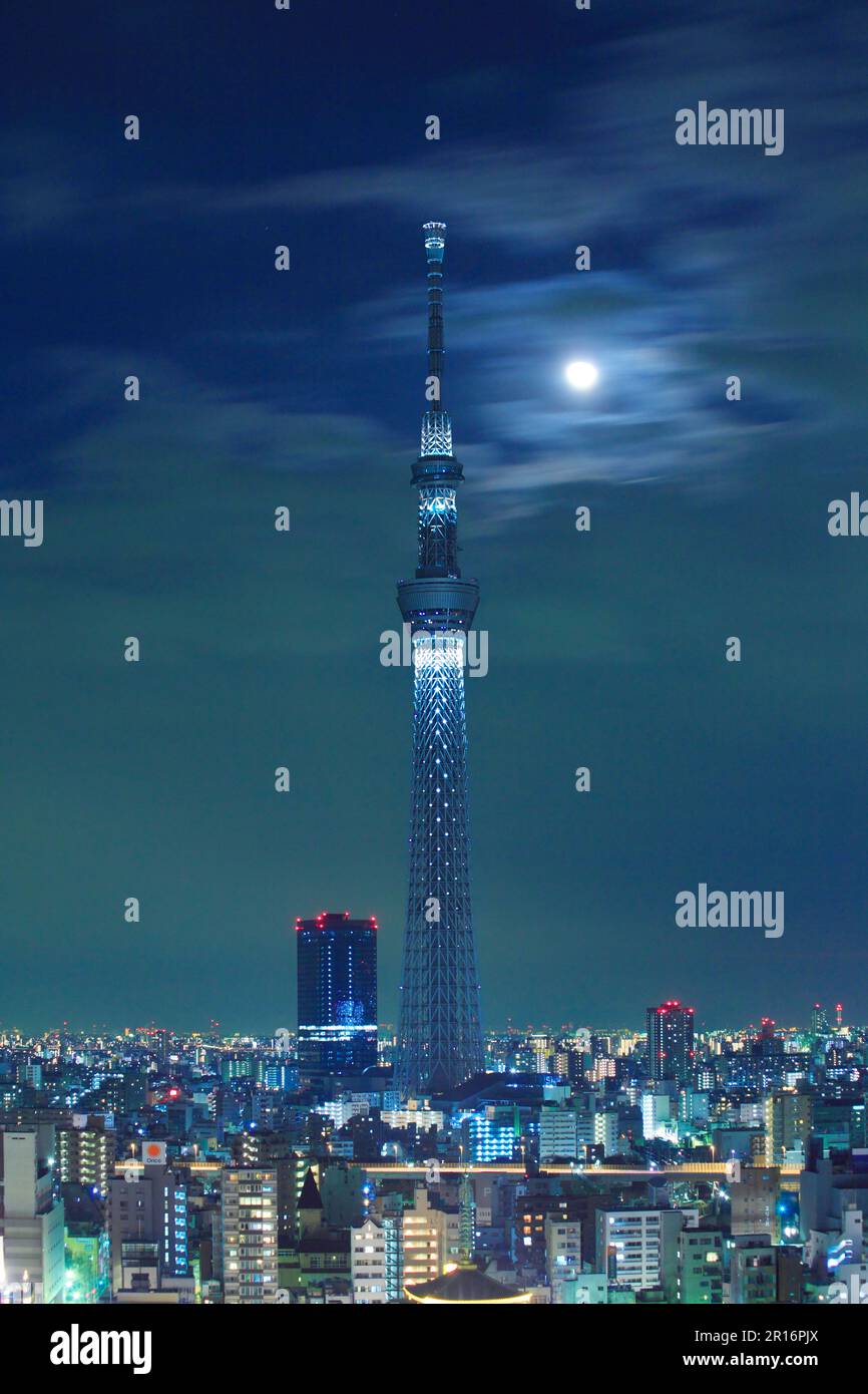 Tokyo Skytree lit up, the moon and moving clouds Stock Photo - Alamy