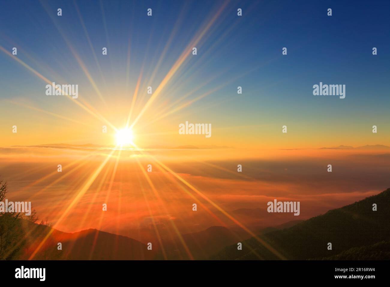 Sun in the morning and sea of clouds and Yatugatake and mountain ranges ...