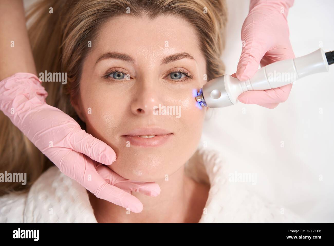 Non surgical lifting woman hi-res stock photography and images - Alamy