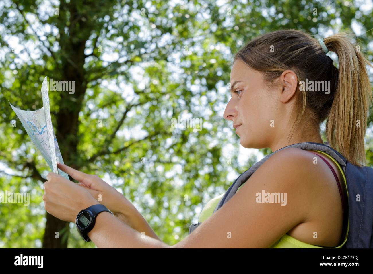 young woman hikers looking at map Stock Photo - Alamy