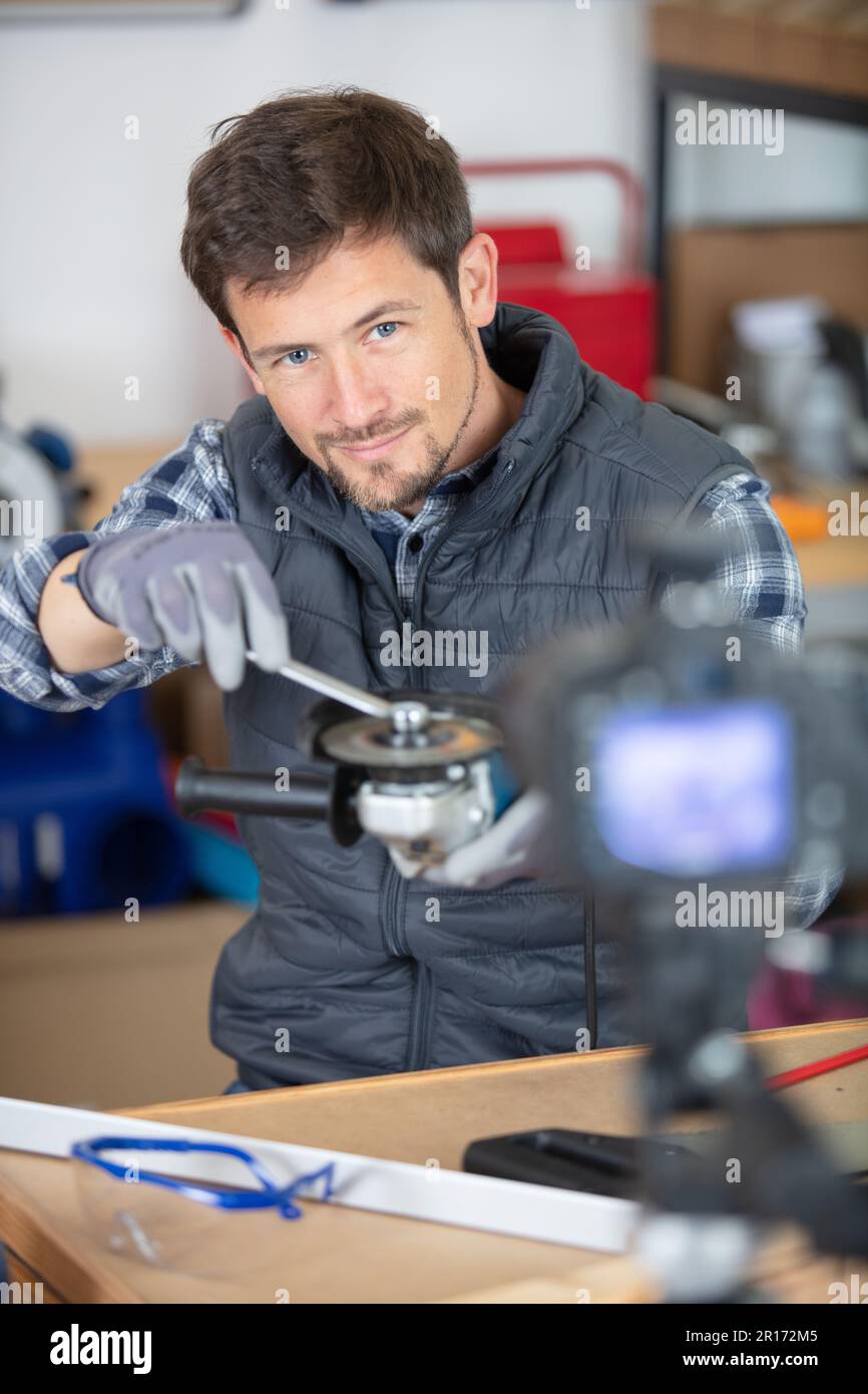 Electronics review hi-res stock photography and images - Alamy