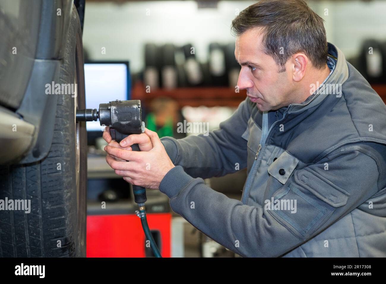 Mechanic removing vehicle machine hi-res stock photography and images ...