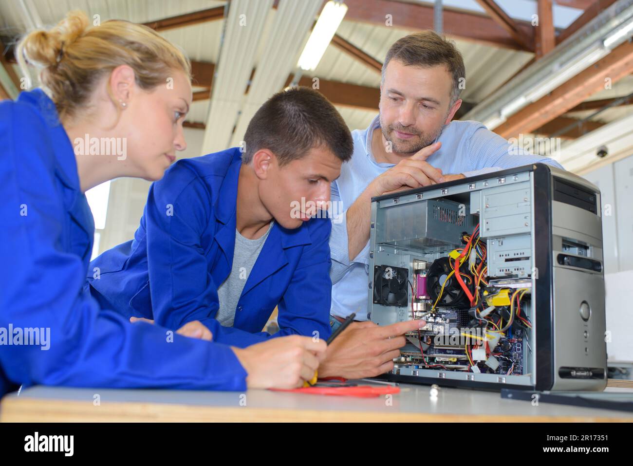Students looking at internals of computer Stock Photo - Alamy