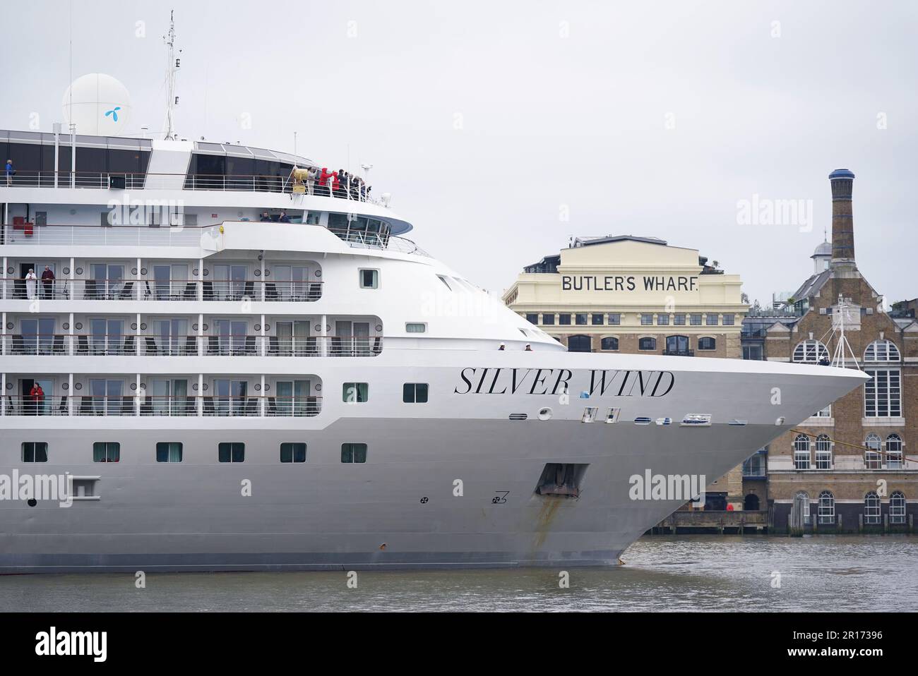 The Silversea Silver Wind cruise ship is guided past Tower Bridge on ...