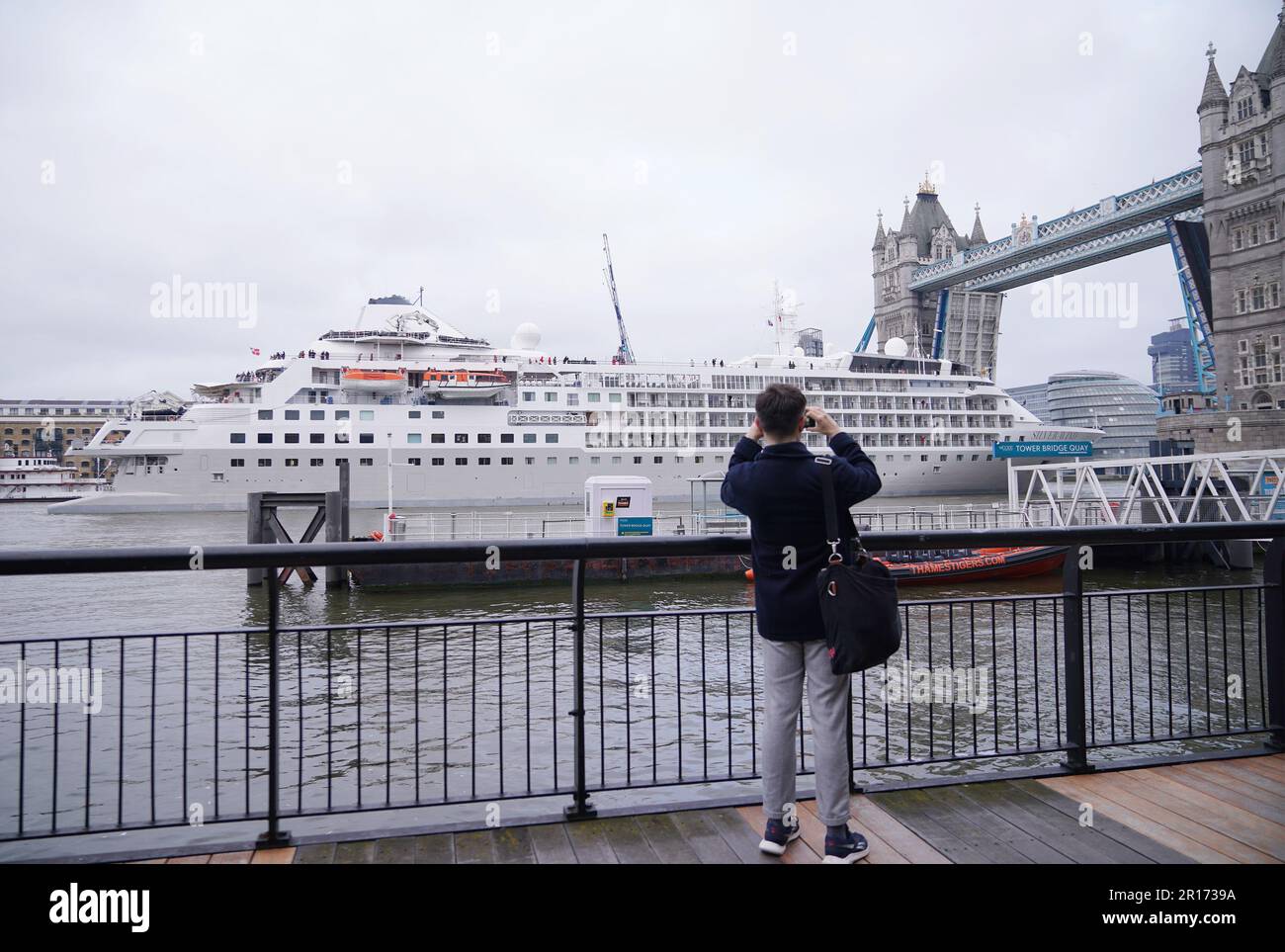 The Silversea Silver Wind cruise ship is guided through Tower Bridge in ...