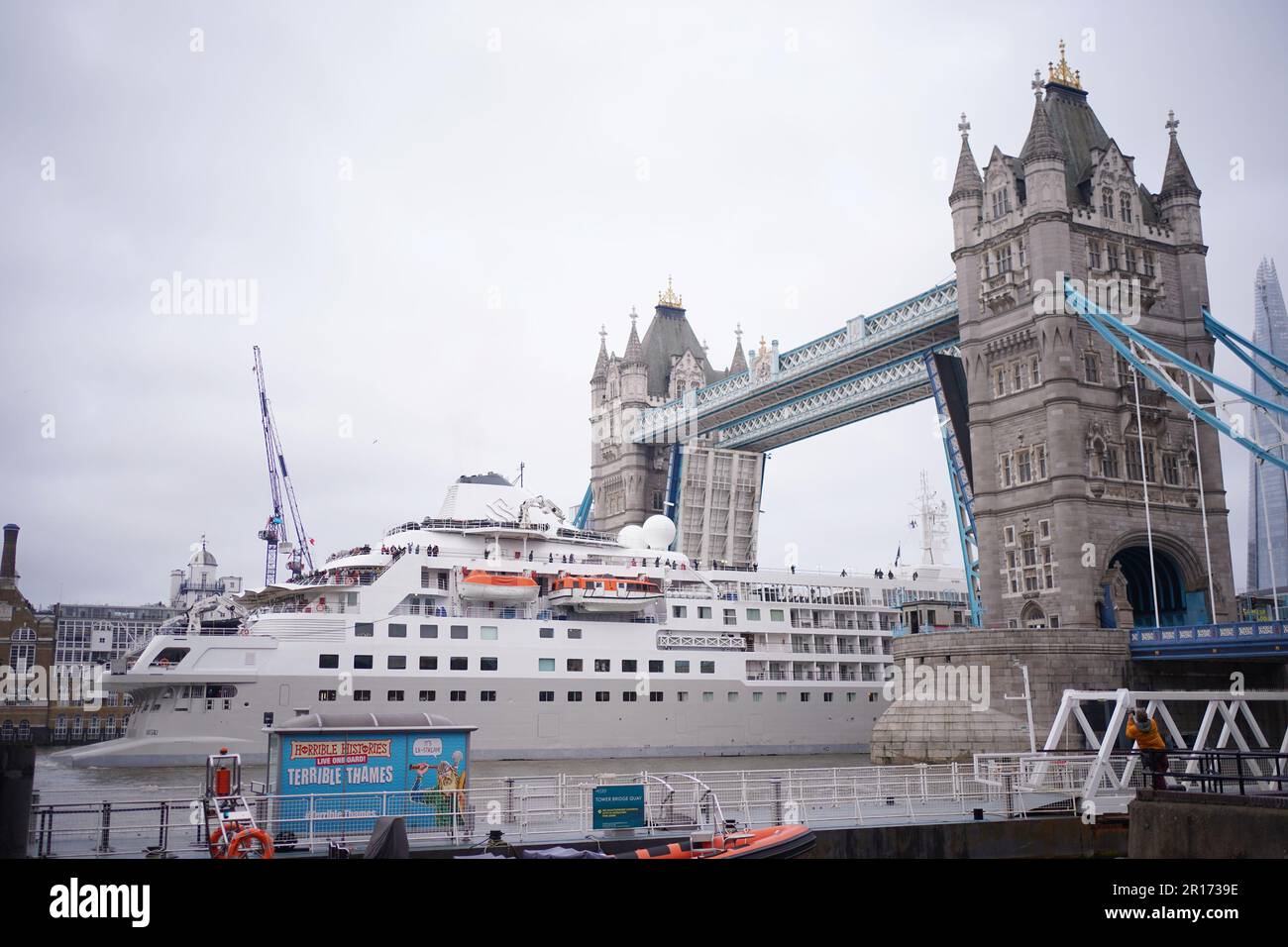 The Silversea Silver Wind cruise ship is guided through Tower Bridge in ...