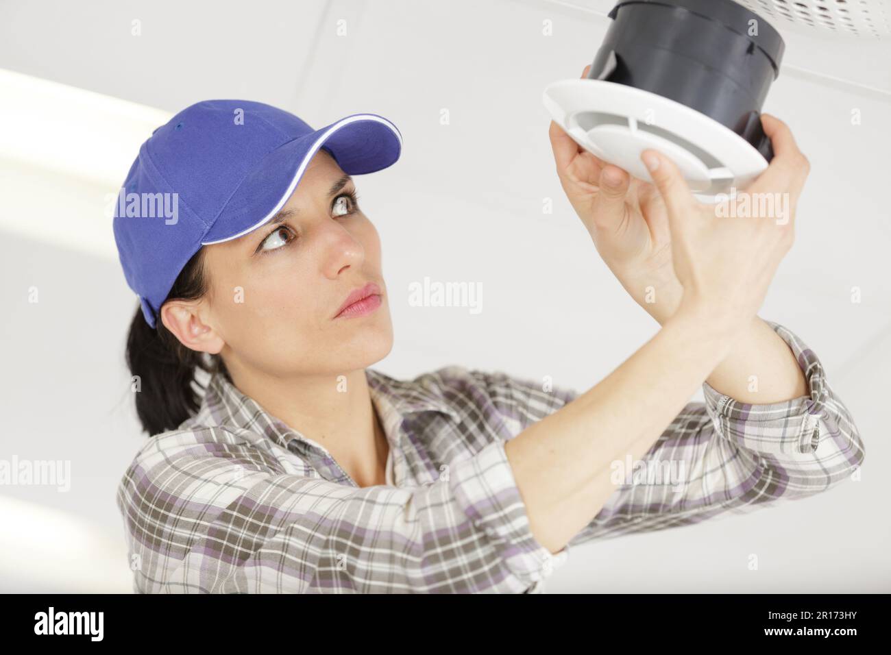 woman trying to fix a maintenance filter Stock Photo - Alamy