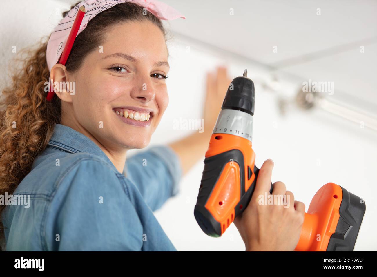 woman about to drill something Stock Photo - Alamy