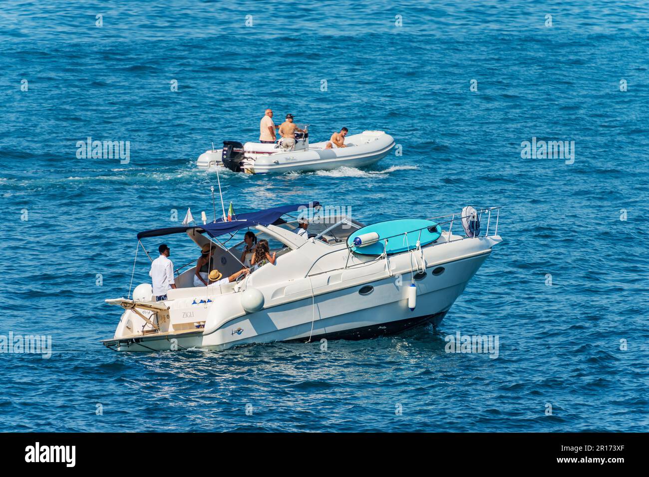 Family dinghy beach hi-res stock photography and images - Alamy