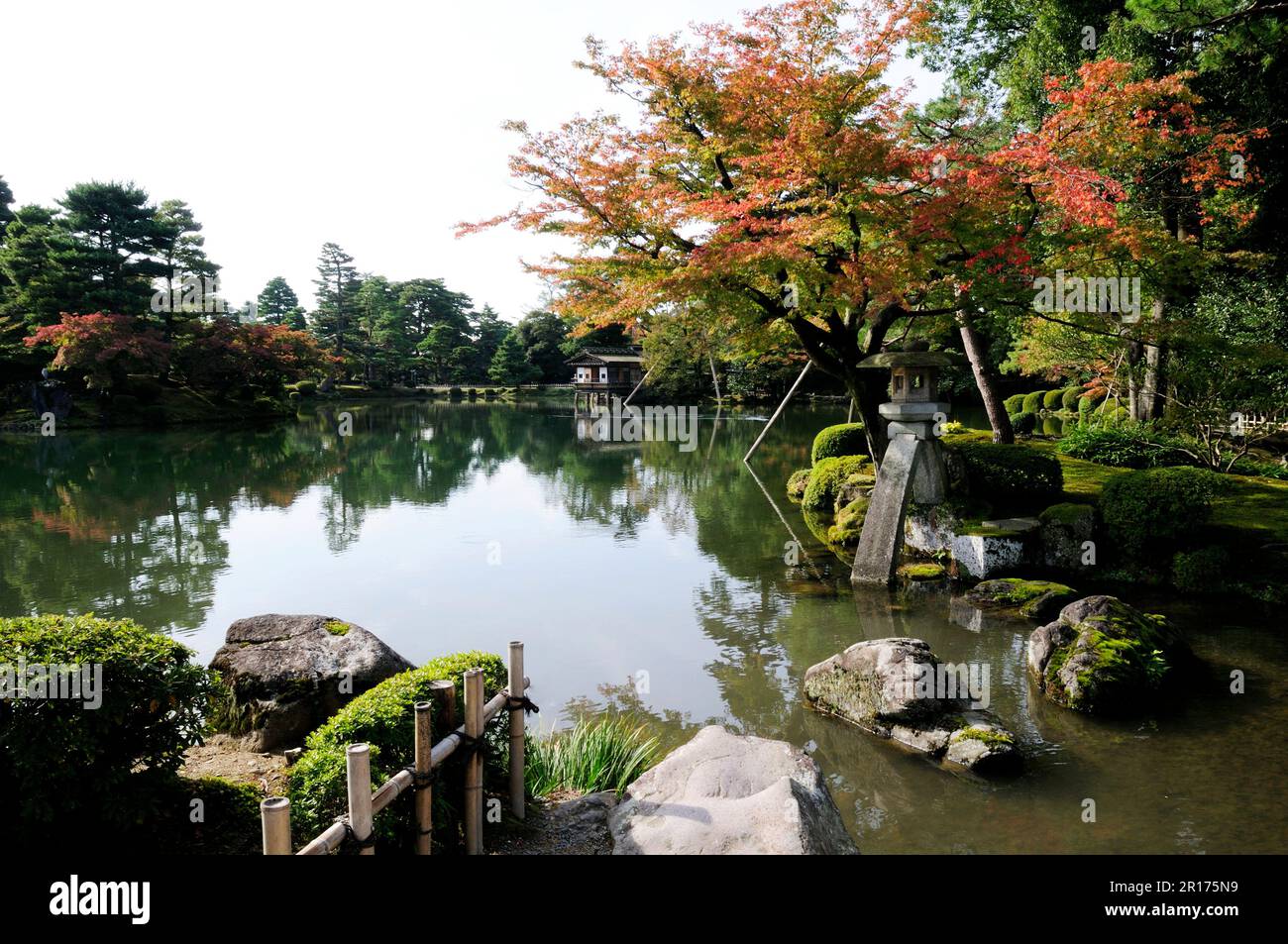 Kanazawa and the Rokuen Kasumi pond kotoji Stone lanterns Stock Photo ...