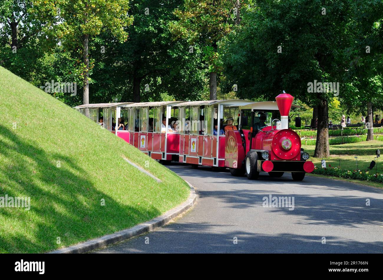 Tottorihanakairou, Flower train running in the park Stock Photo - Alamy