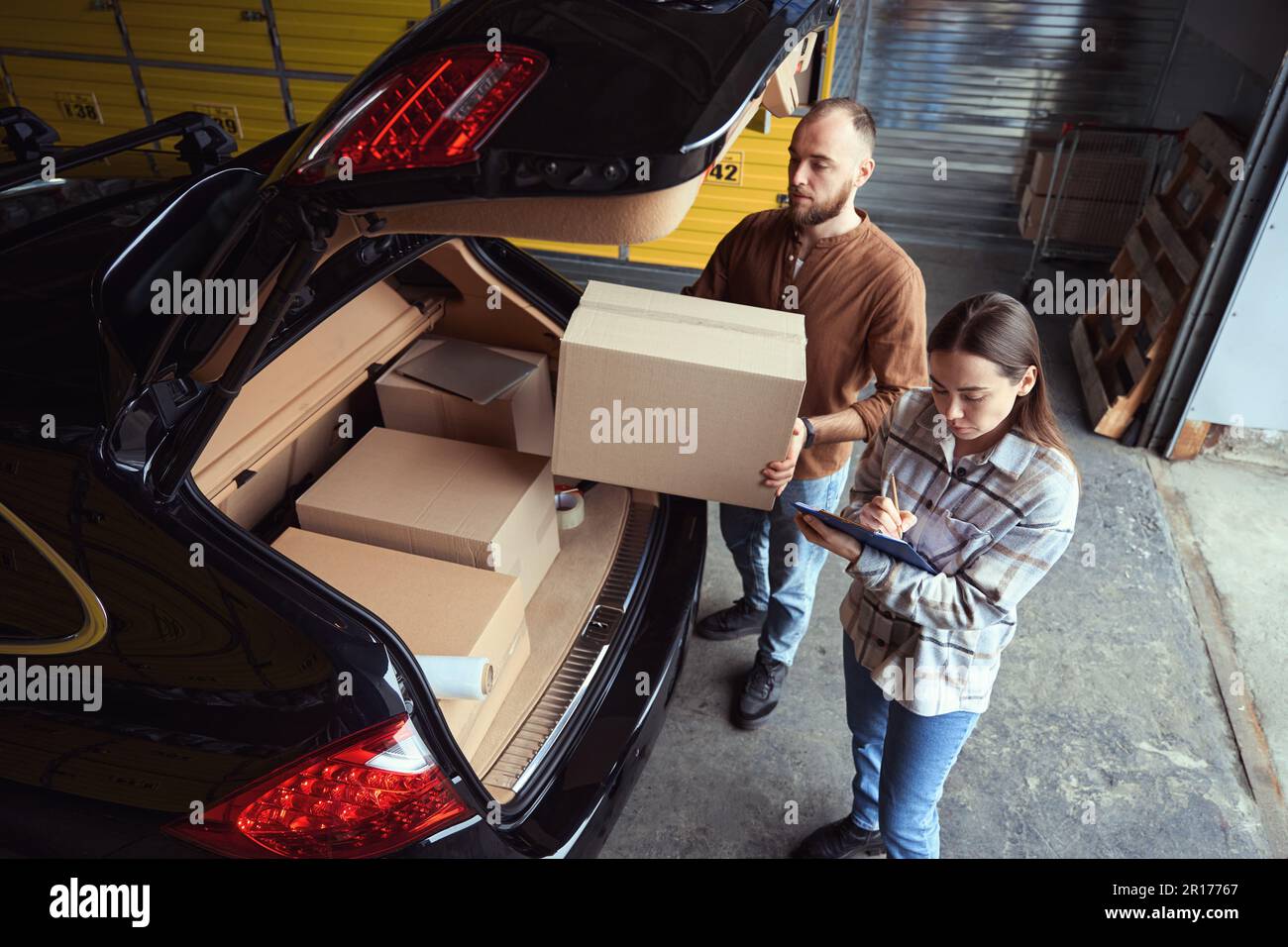 30 years male packing boxes hi-res stock photography and images - Alamy