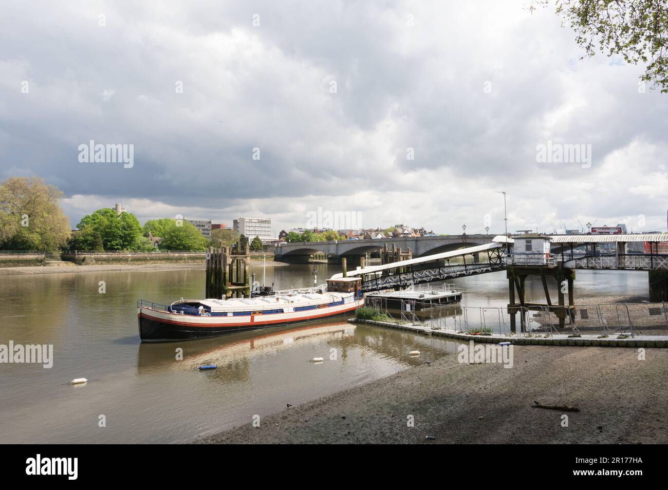 The River Thames and Putney Pier pontoon, Putney, south west London ...