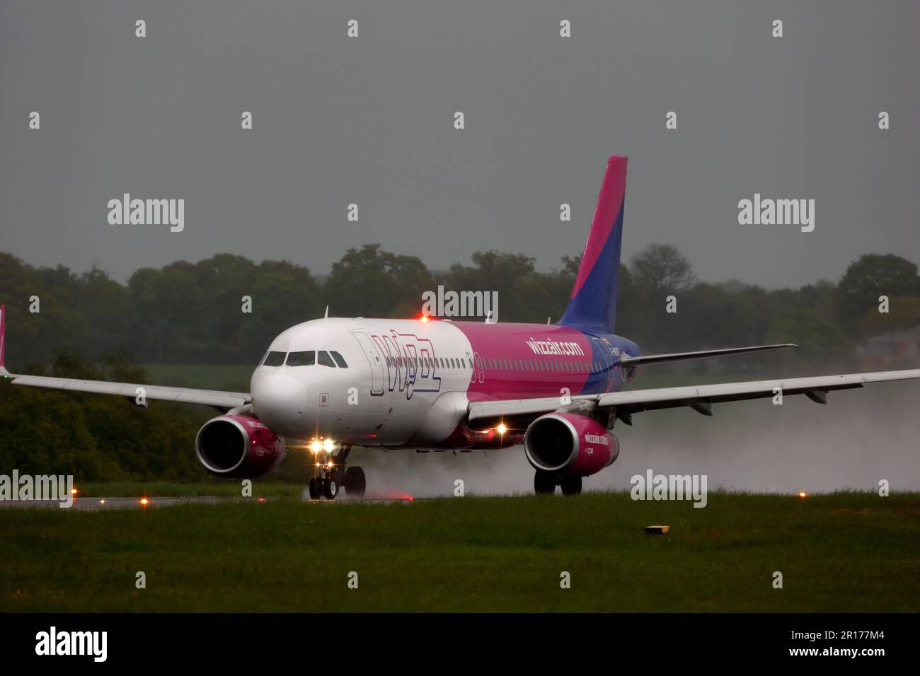 G-WUKD Wizz Air UK Airbus A320-232(WL) taking off in heavy rain at ...
