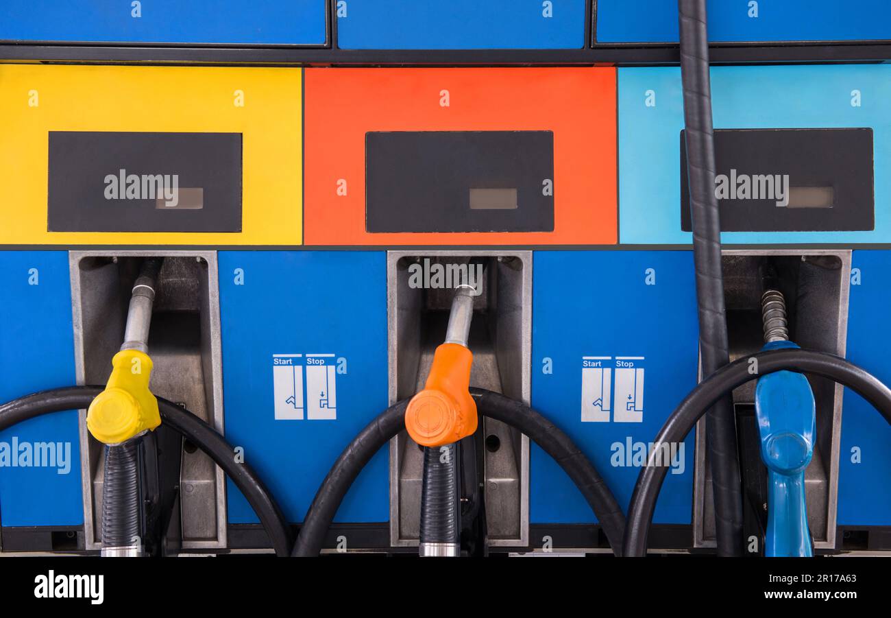 Car going to get petrol hi-res stock photography and images - Alamy