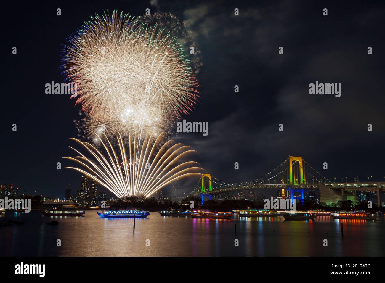 Night view of the Odaiba Rainbow fireworks and the Rainbow bridge Stock ...
