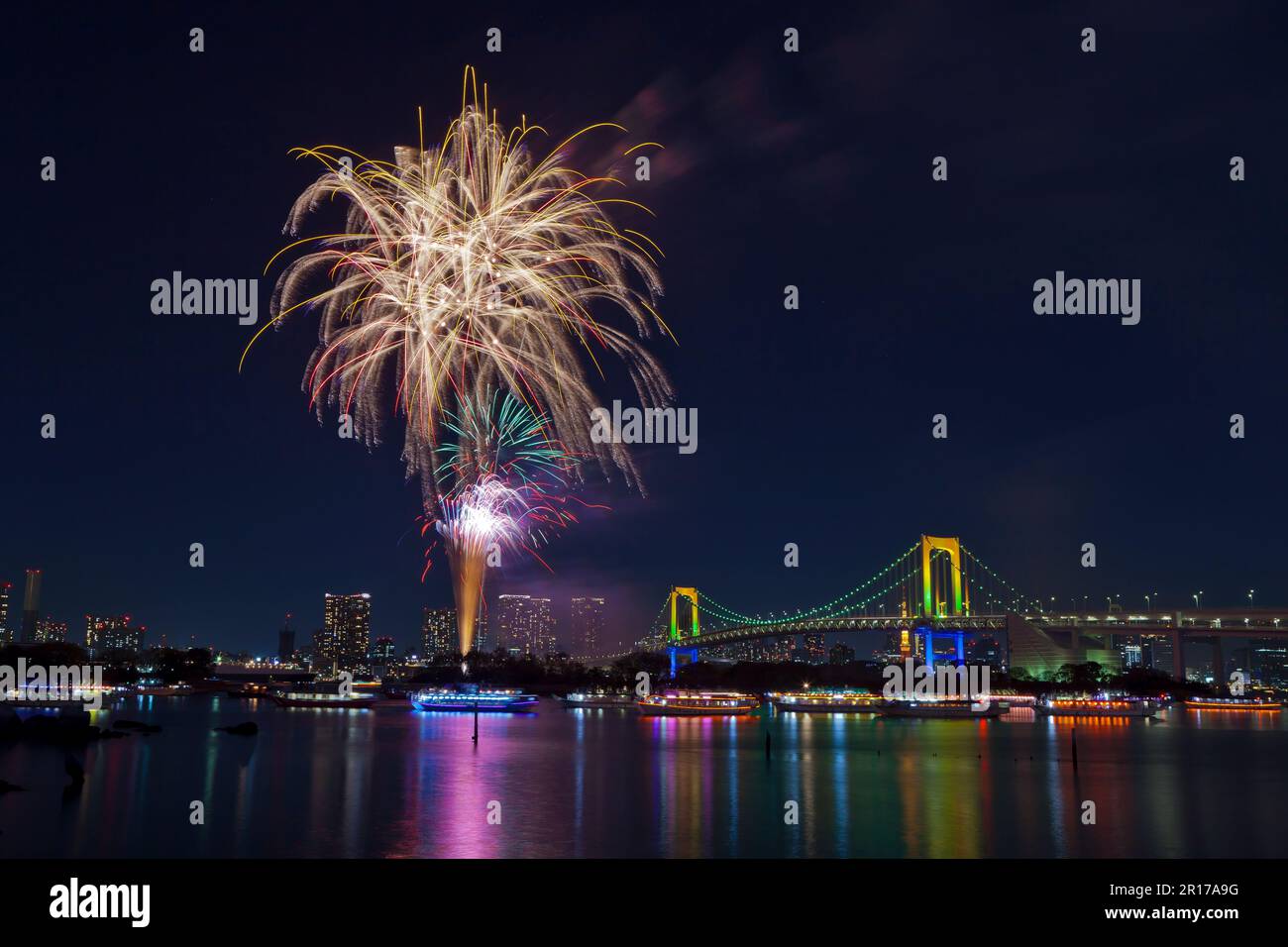 Night view of the Odaiba Rainbow fireworks and the Rainbow bridge Stock ...