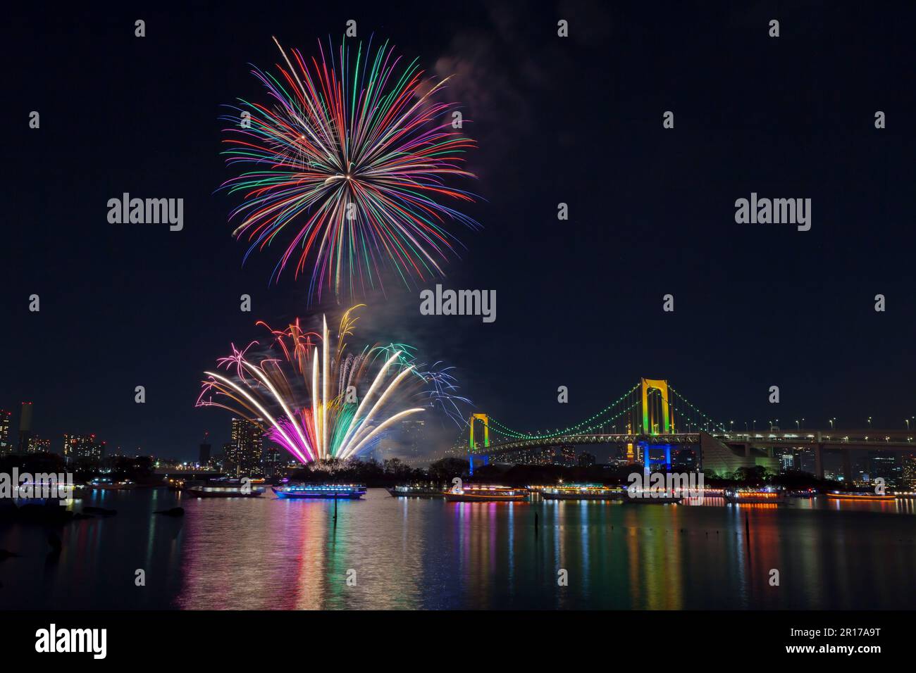 Night view of the Odaiba Rainbow fireworks and the Rainbow bridge Stock ...