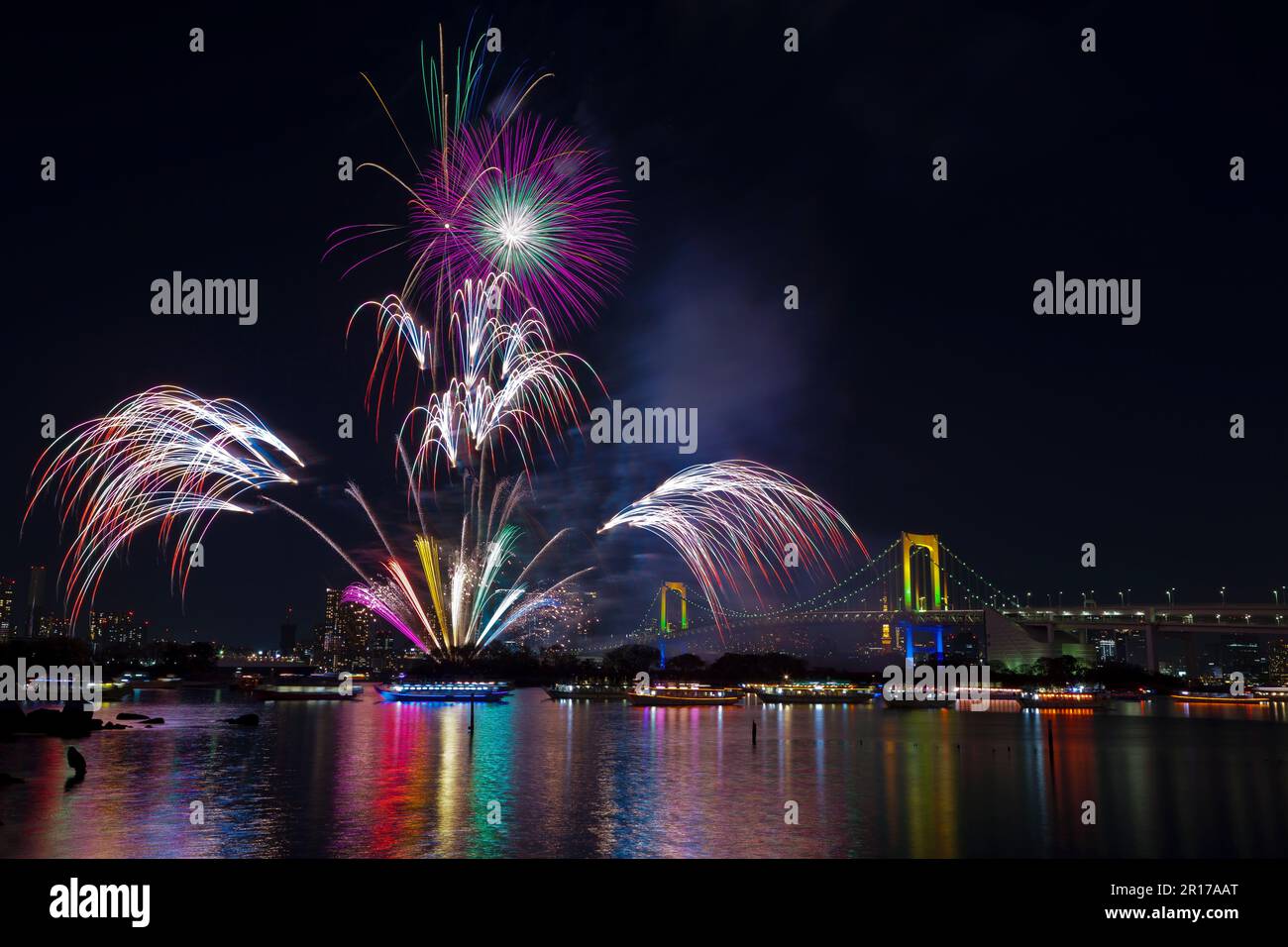 Night view of the Odaiba Rainbow fireworks and the Rainbow bridge Stock ...