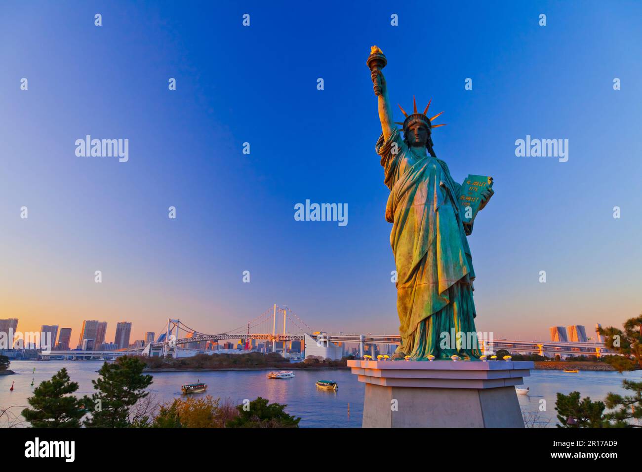 Rainbow Bridge and the Statue of Liberty as seen from Odaiba Stock ...