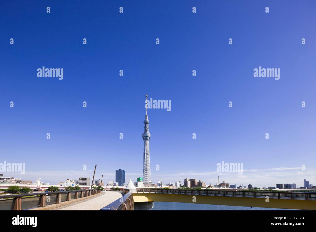 Tokyo skytree and sakurabashi bridge hi-res stock photography and ...
