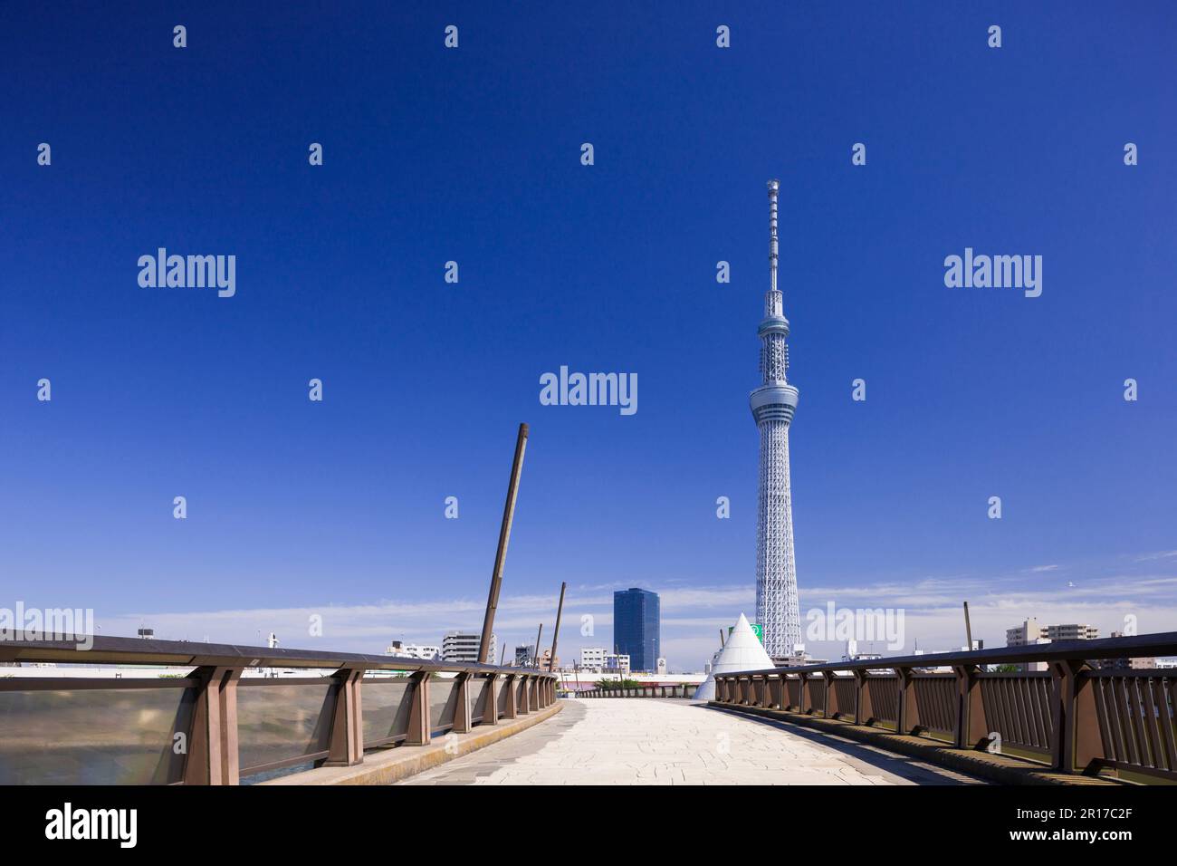 Tokyo skytree and sakurabashi bridge hi-res stock photography and ...