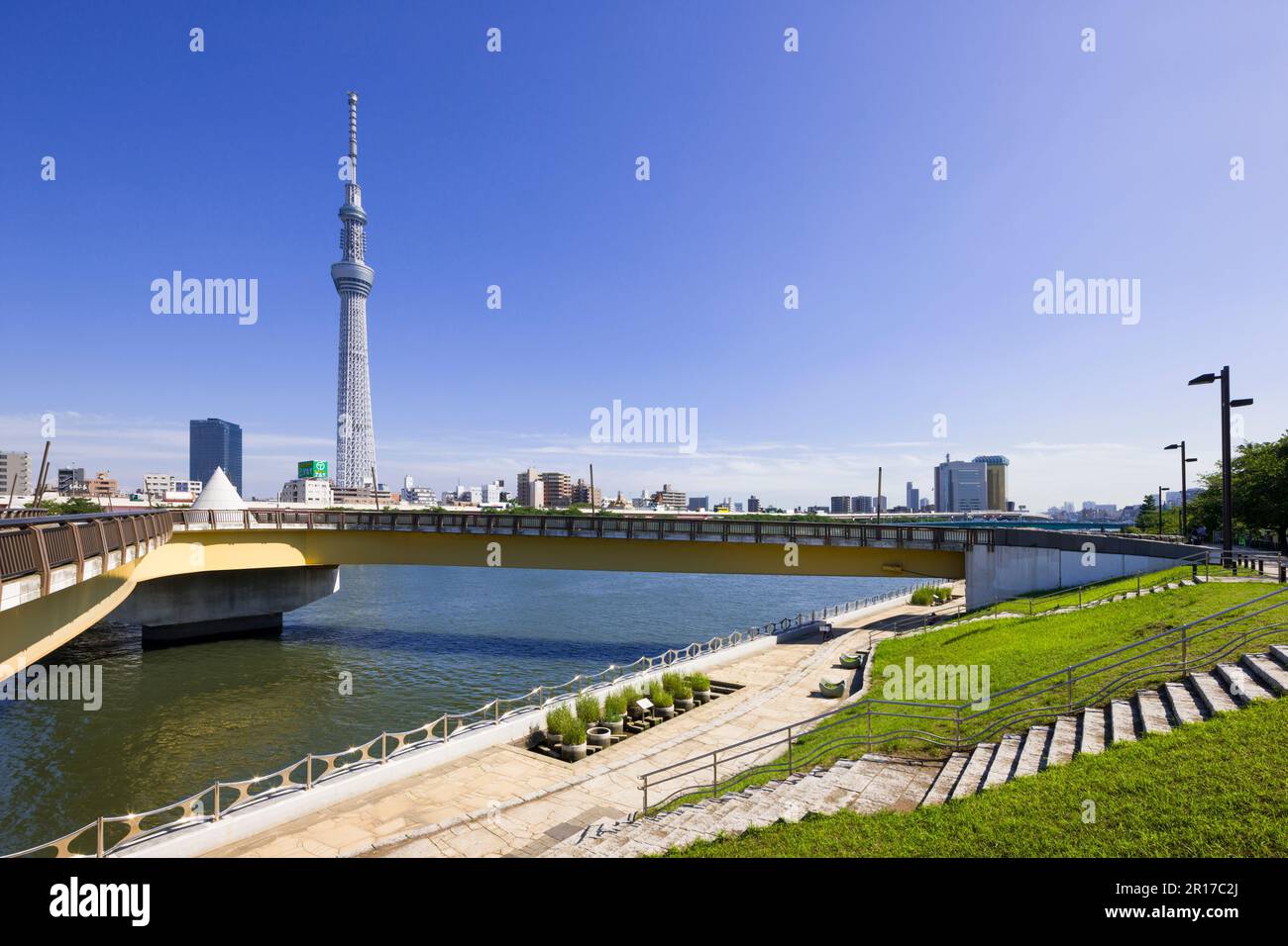 Tokyo skytree and sakurabashi bridge hi-res stock photography and ...