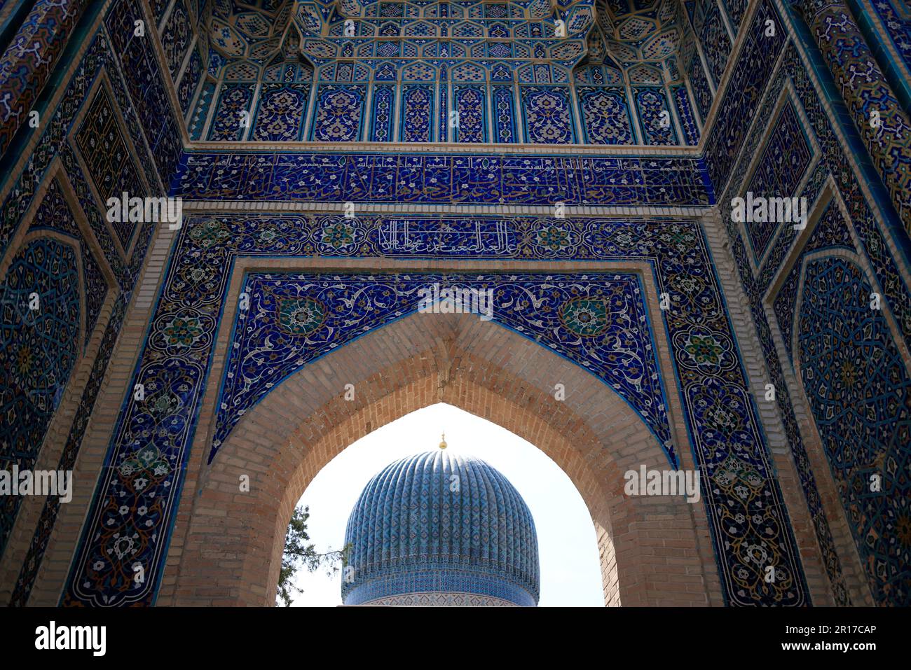 Entrance gate to the Tamerlane Mausoleum complex in Samarkand ...